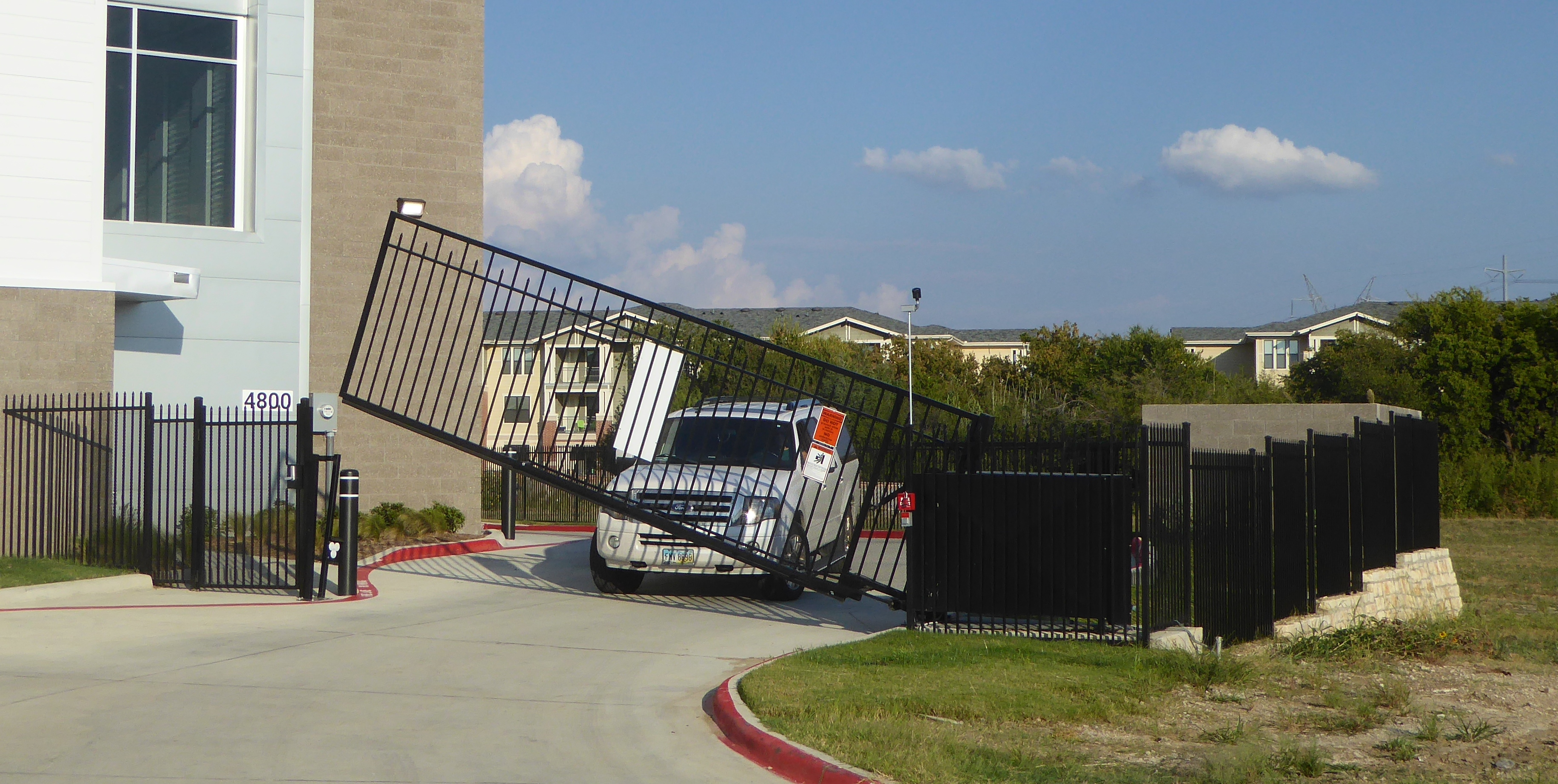 VERTICAL PIVOT GATES | AutoGate